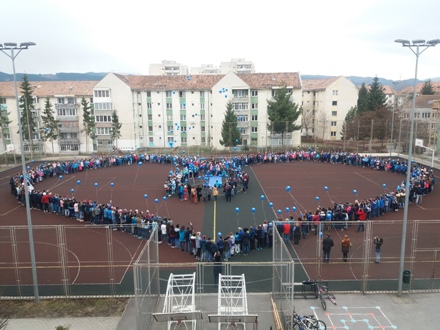 O inimă formată din 750 de elevi, solidari cu colegii lor autişti, de ...