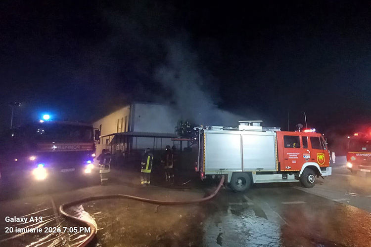 Incendiu la o hală din Gheorgheni (imagini video)